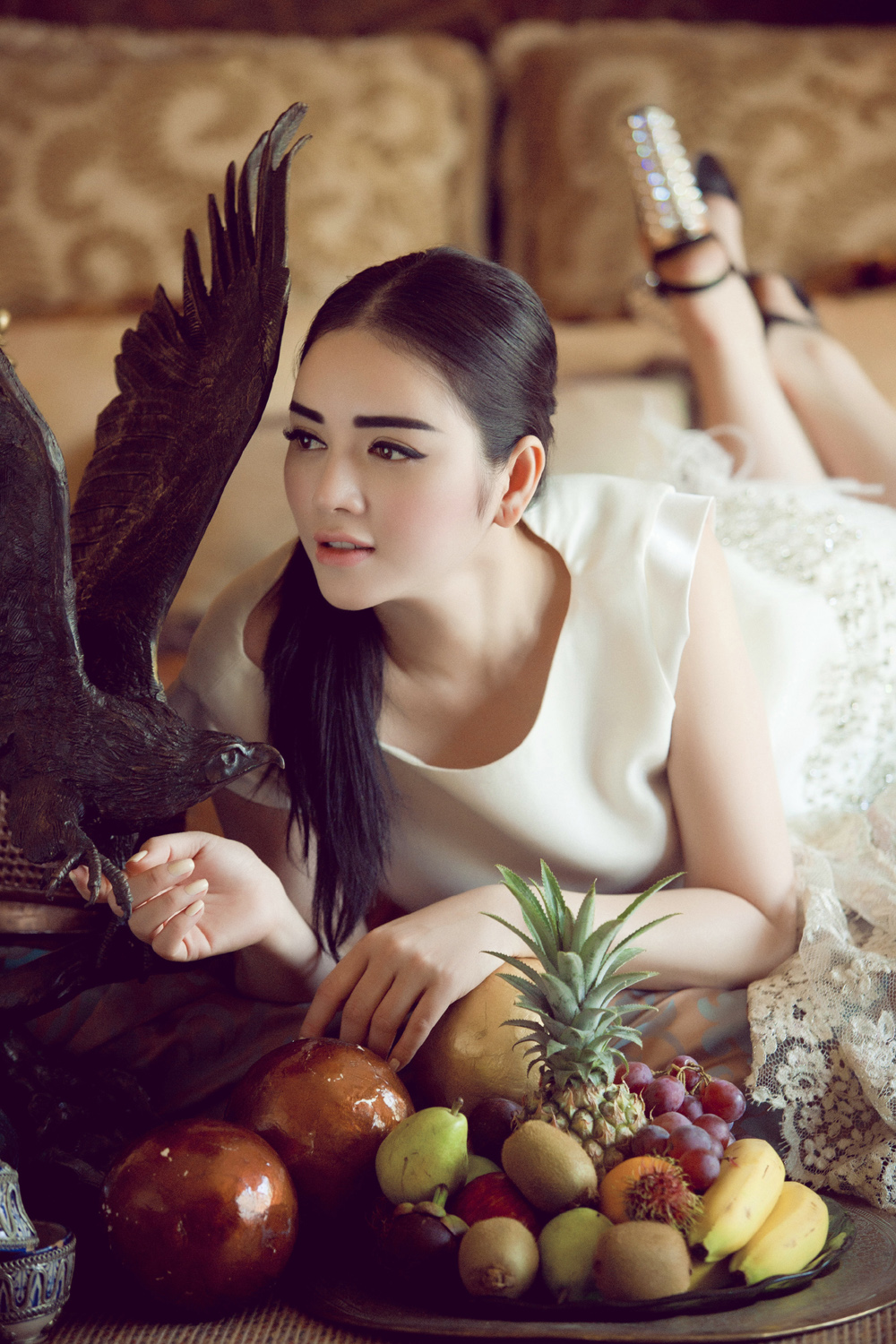 Lý Nhã Kỳ mong manh, gợi cảm