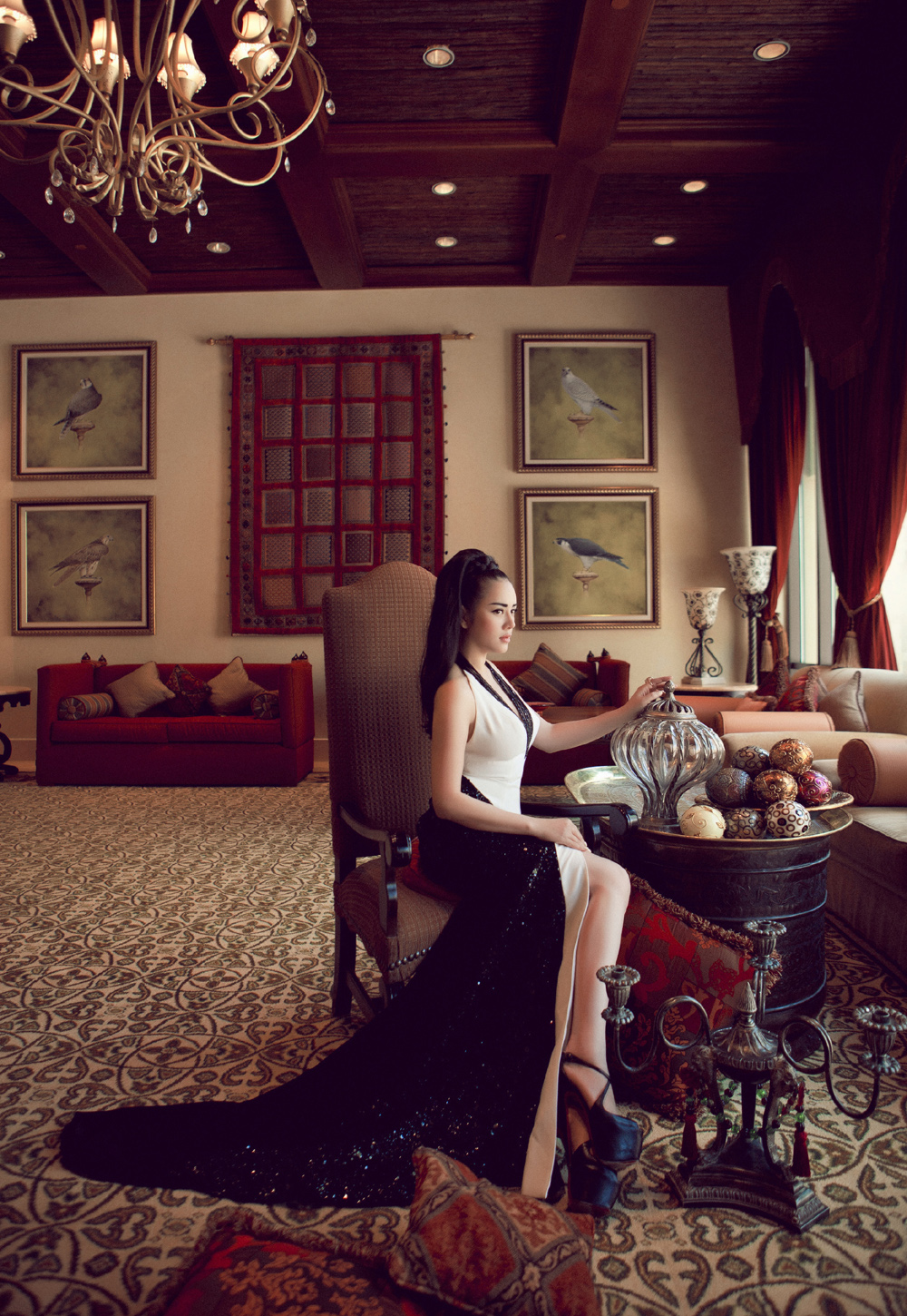 Lý Nhã Kỳ mong manh, gợi cảm