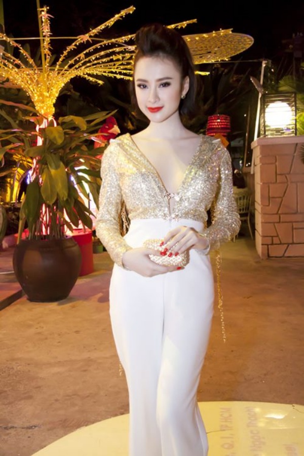 Angela Phương Trinh Và Mánh Khóe” Khoe đường Cong Nóng Bỏng