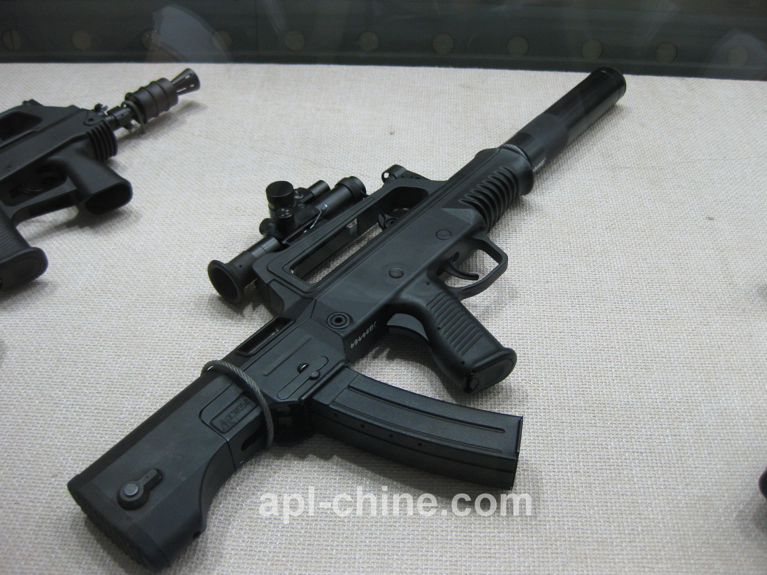 QCW-05 - Tiểu liên giảm thanh nhỏ gọn của Trung Quốc