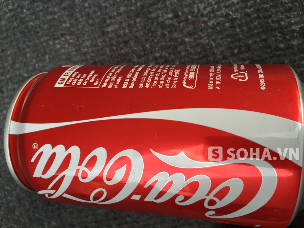 Lon Coca-Cola chưa bật nắp nhưng không hề có nước bên trong