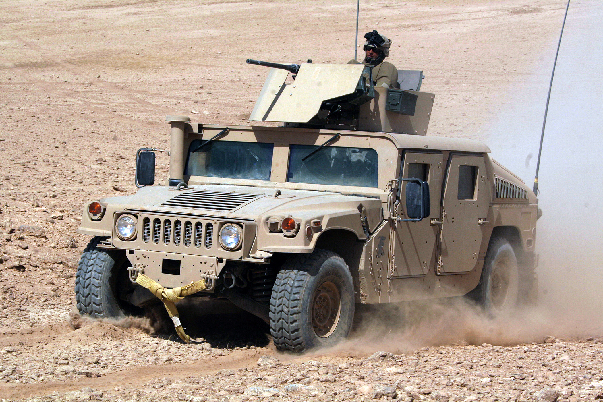 Xe bọc thép Humvee và Tigr - Ai mạnh hơn?