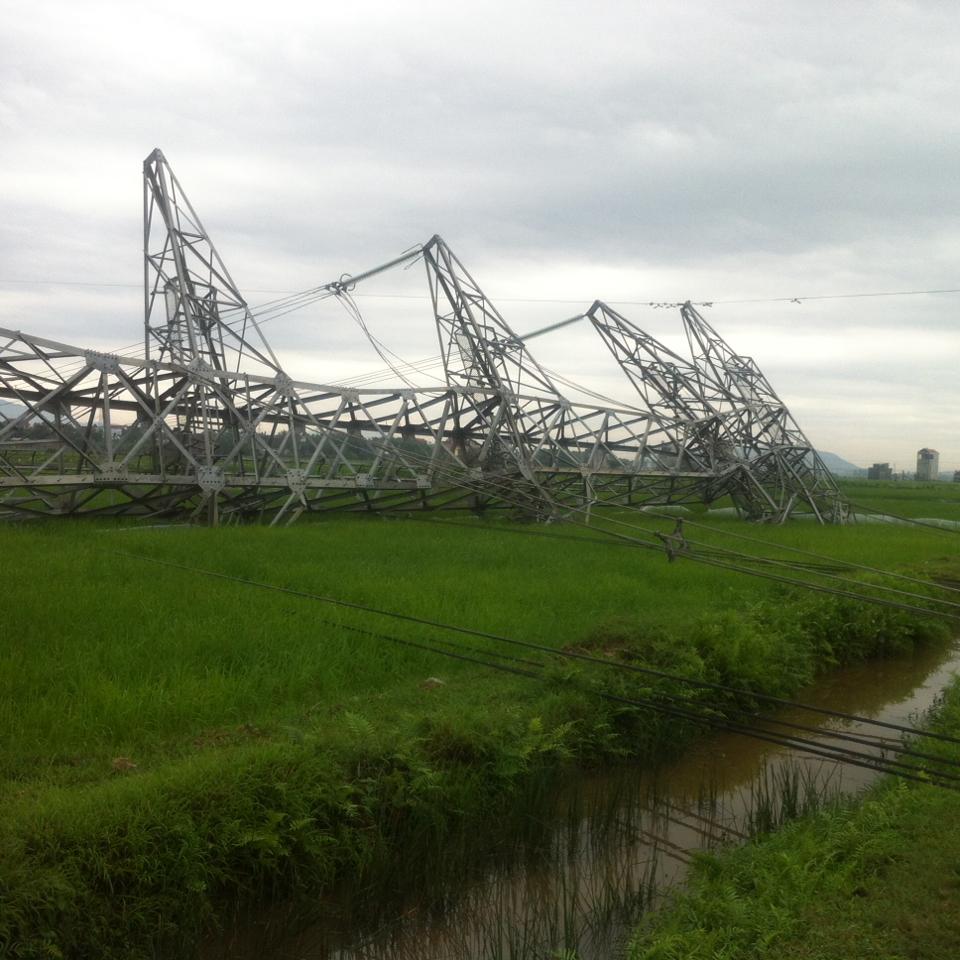 Cột điện đường dây 500kV đổ hàng loạt vì mưa giông
