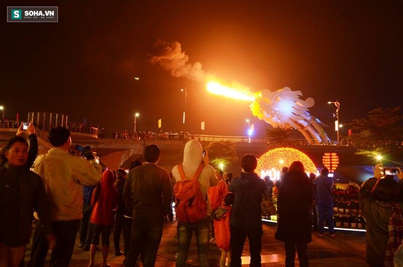 "Cầu Rồng Đà Nẵng phun lửa như người làm xiếc dạo"