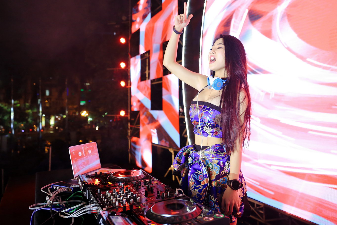 DJ Oxy nóng bỏng hết cỡ khi chơi nhạc