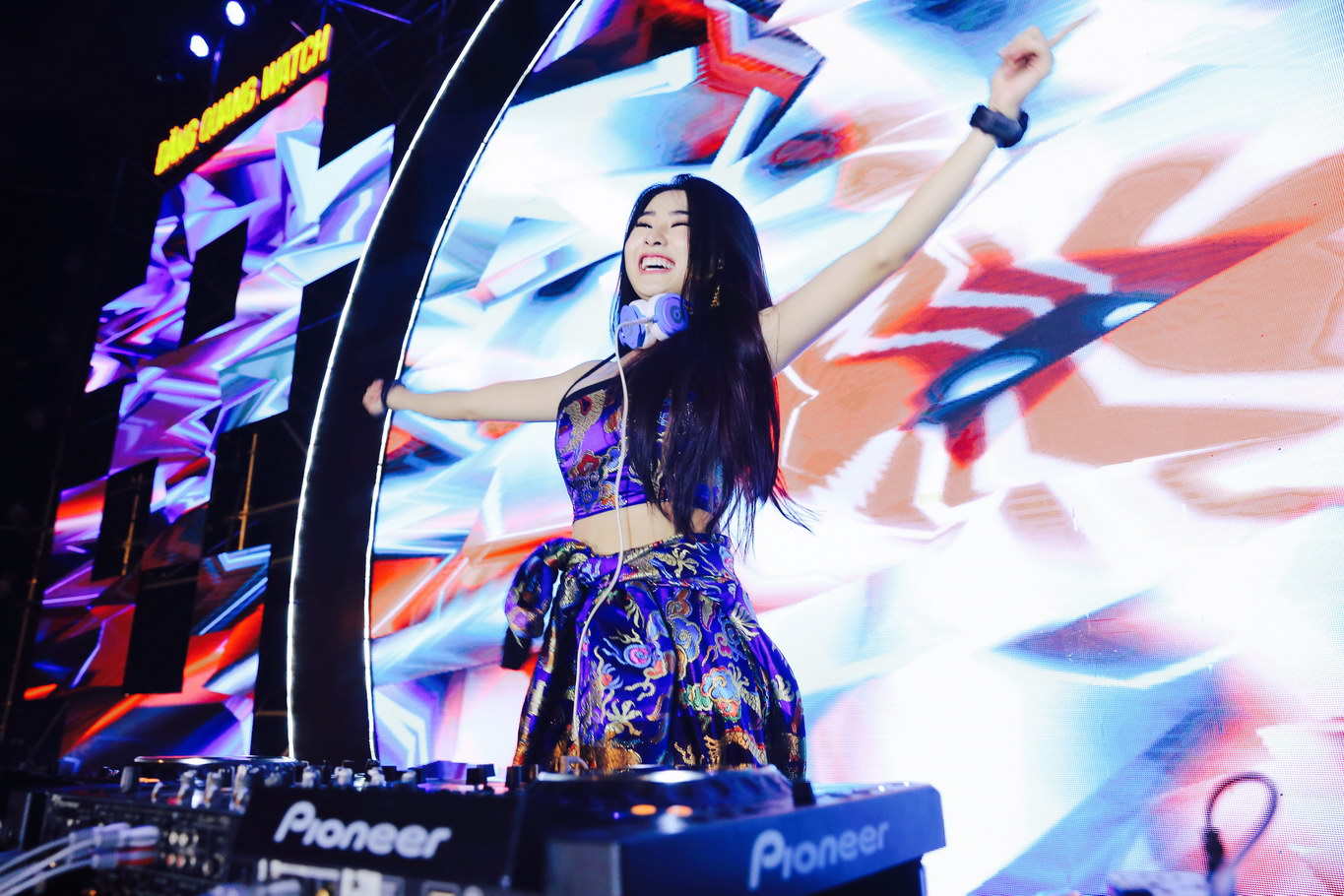 DJ Oxy nóng bỏng hết cỡ khi chơi nhạc