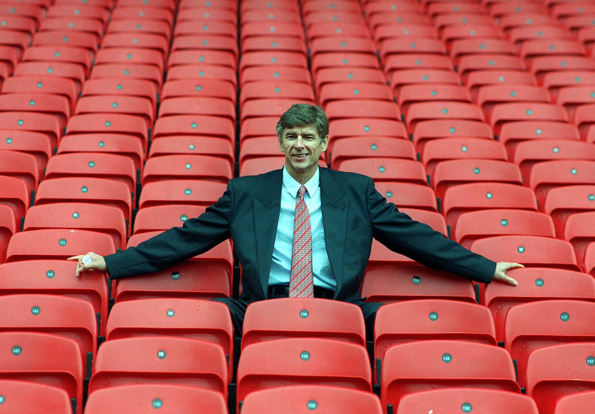 Cặp mắt xanh ngày ấy của Wenger nhấn chìm Arsenal vào kỷ nguyên "ăn mày ...