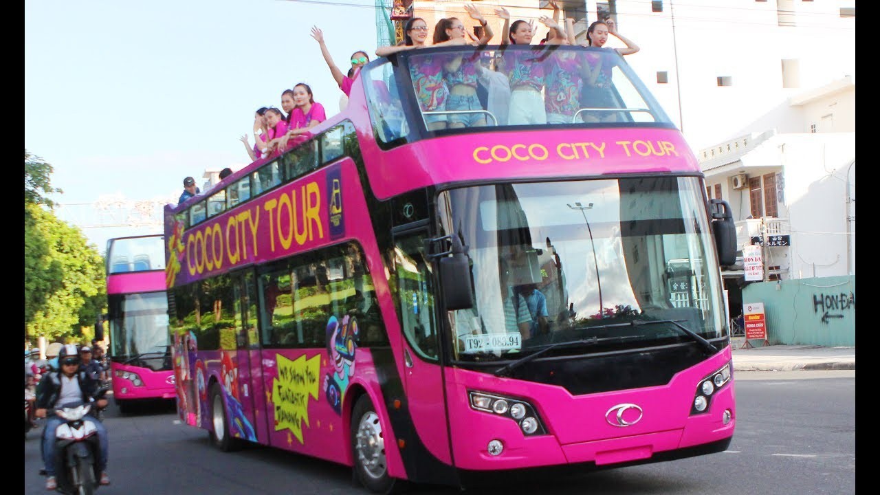 Chiếc xe bus mui trần đón đội tuyển U23 Việt Nam có gì đặc biệt?