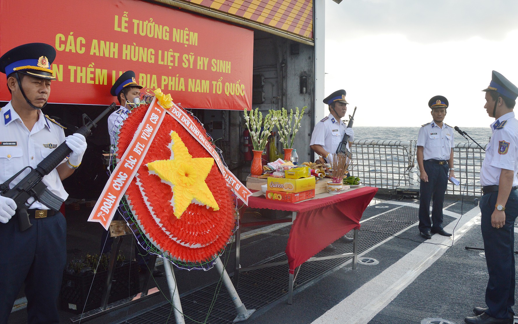 Bất ngờ lớn trước vũ khí cá nhân của chiến sĩ tàu CSB 8020 - Fanboy Tag