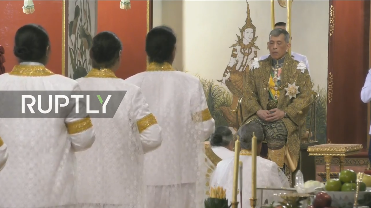 Vua Rama X ngồi lên ngai vàng dưới tán lọng 9 tầng, chính thức trở ...