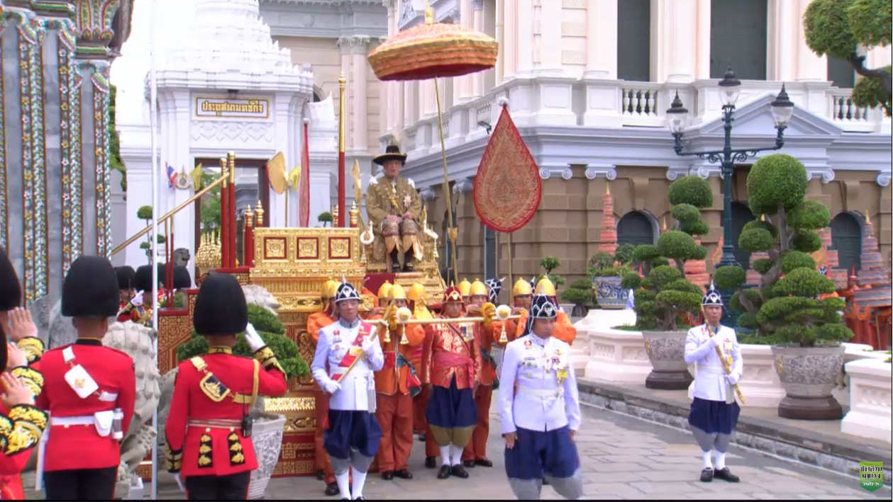 Vua Rama X ngồi lên ngai vàng dưới tán lọng 9 tầng, chính thức trở ...