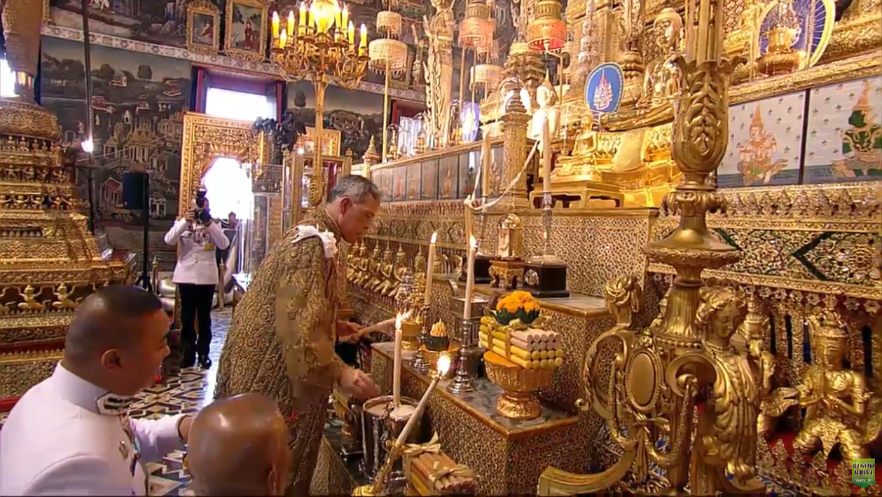 Vua Rama X ngồi lên ngai vàng dưới tán lọng 9 tầng, chính thức trở ...