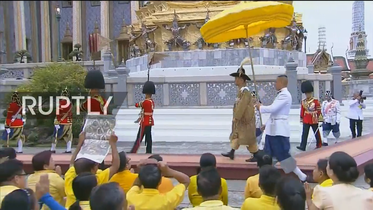 Vua Rama X ngồi lên ngai vàng dưới tán lọng 9 tầng, chính thức trở ...