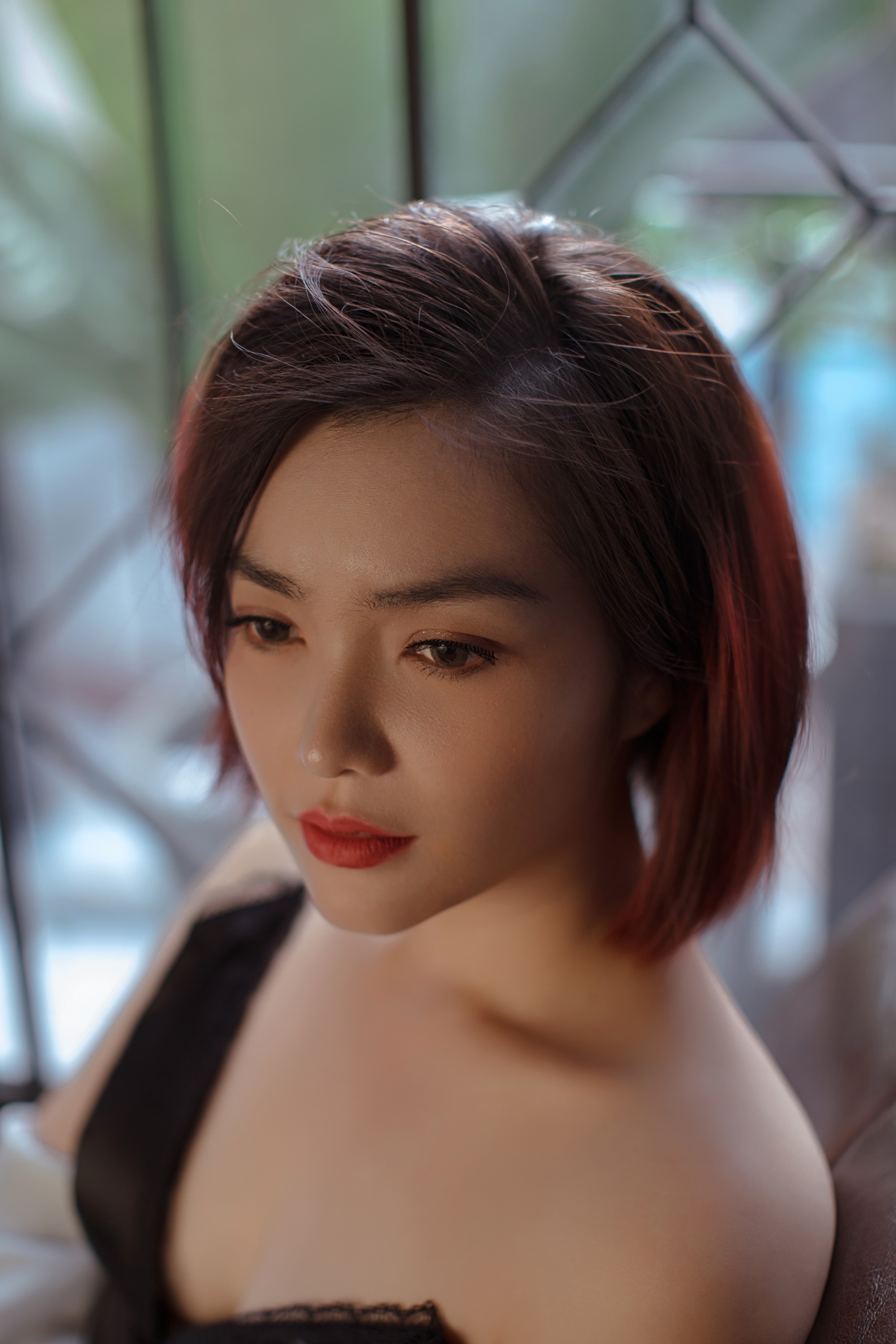 Hồng Kim Hạnh gợi cảm trong bộ ảnh mới, chuẩn bị tái xuất màn ảnh