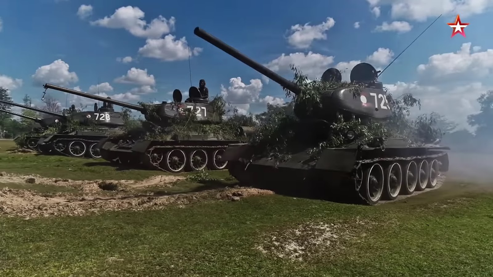[ẢNH] Xe tăng T-34-85 Nga nhận lại từ Lào biểu diễn sức mạnh trên thao ...