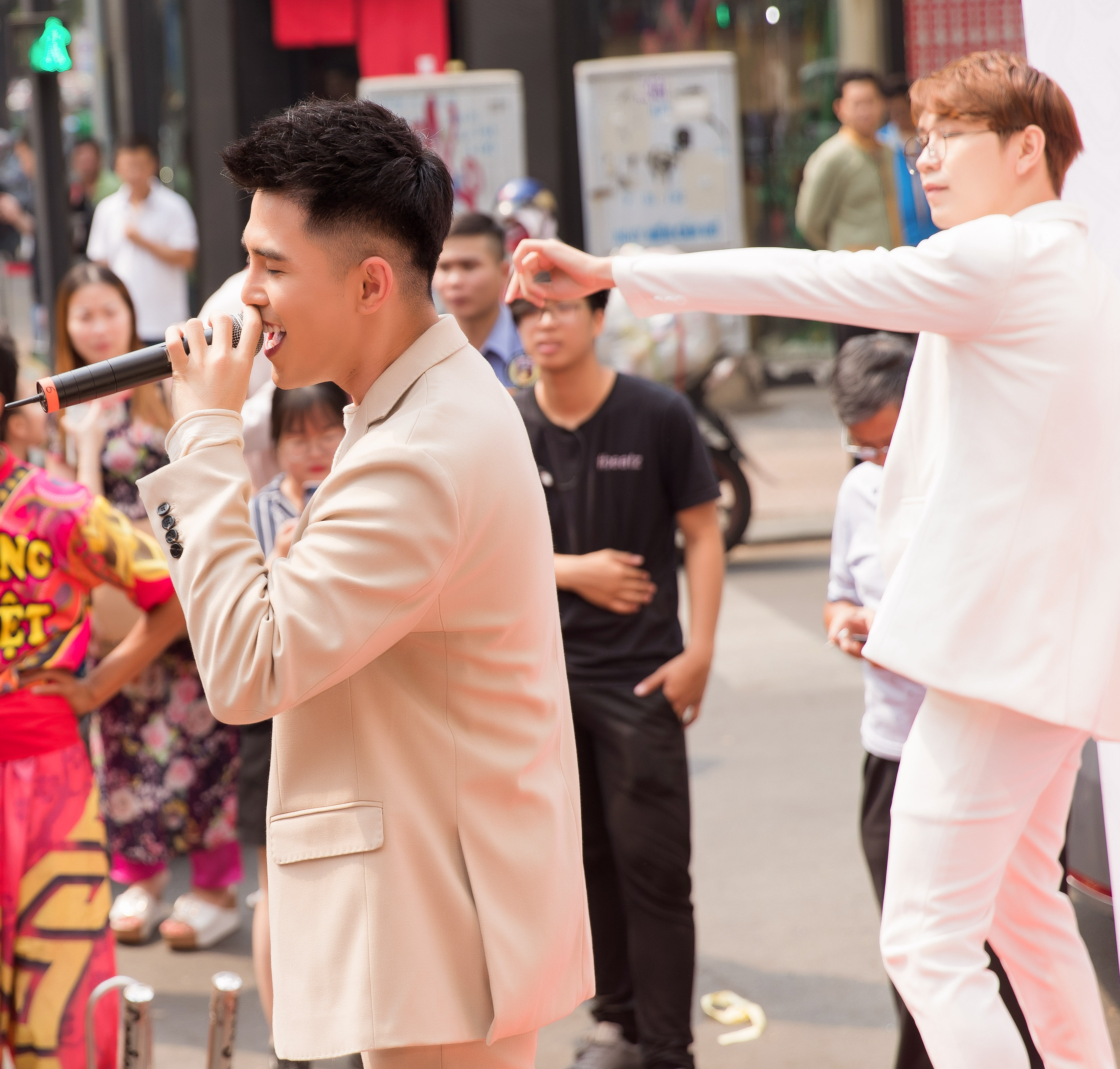 Linh Ka vui vẻ sánh đôi đi sự kiện cùng Will giữa tin đồn hẹn hò