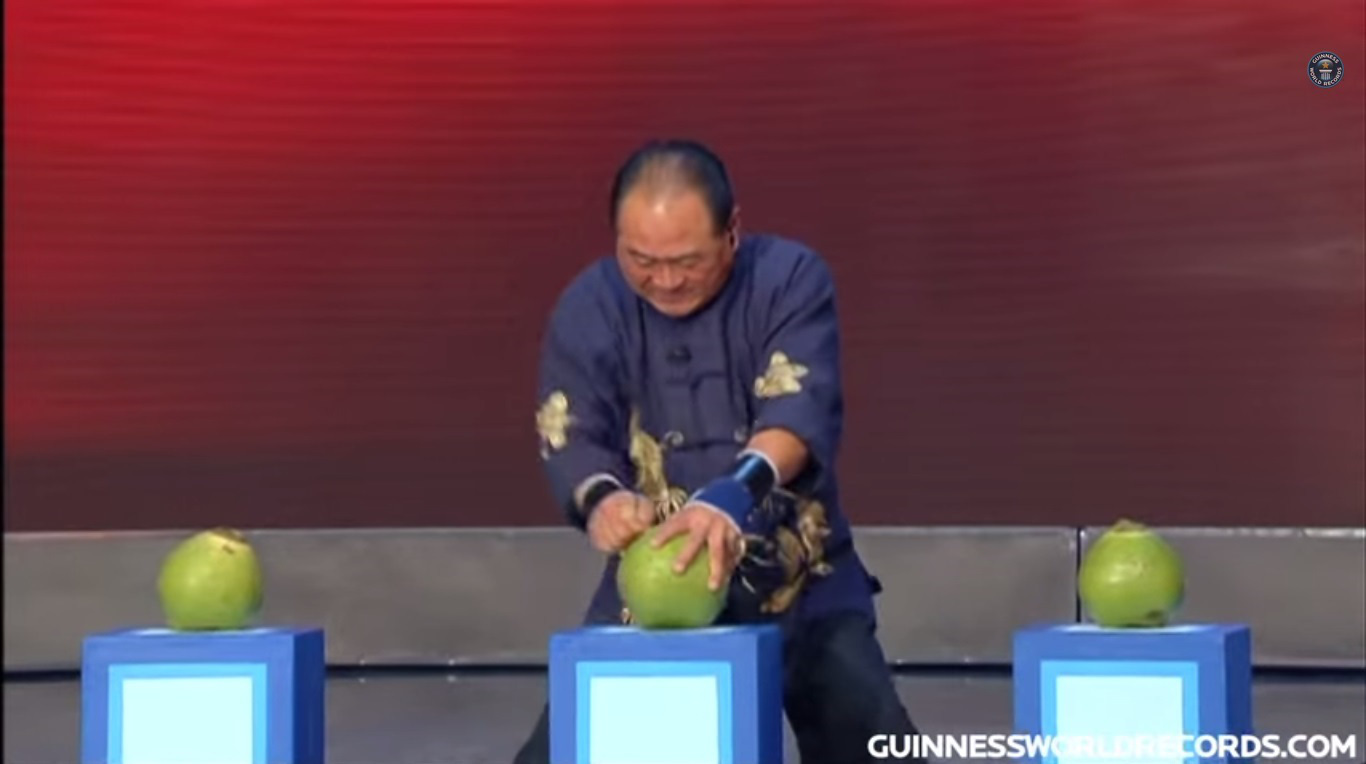 Dùng “Nhất Dương Chỉ” lập kỷ lục Guinness, võ sư Thiếu Lâm bật khóc vì ...