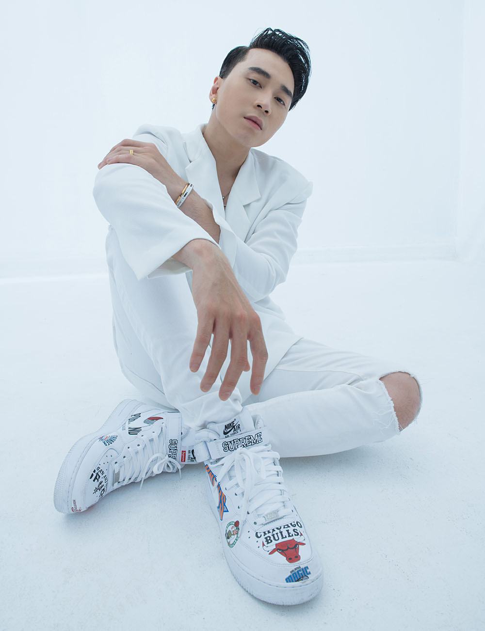 Rapper Karik khoe vẻ lạnh lùng, cá tính