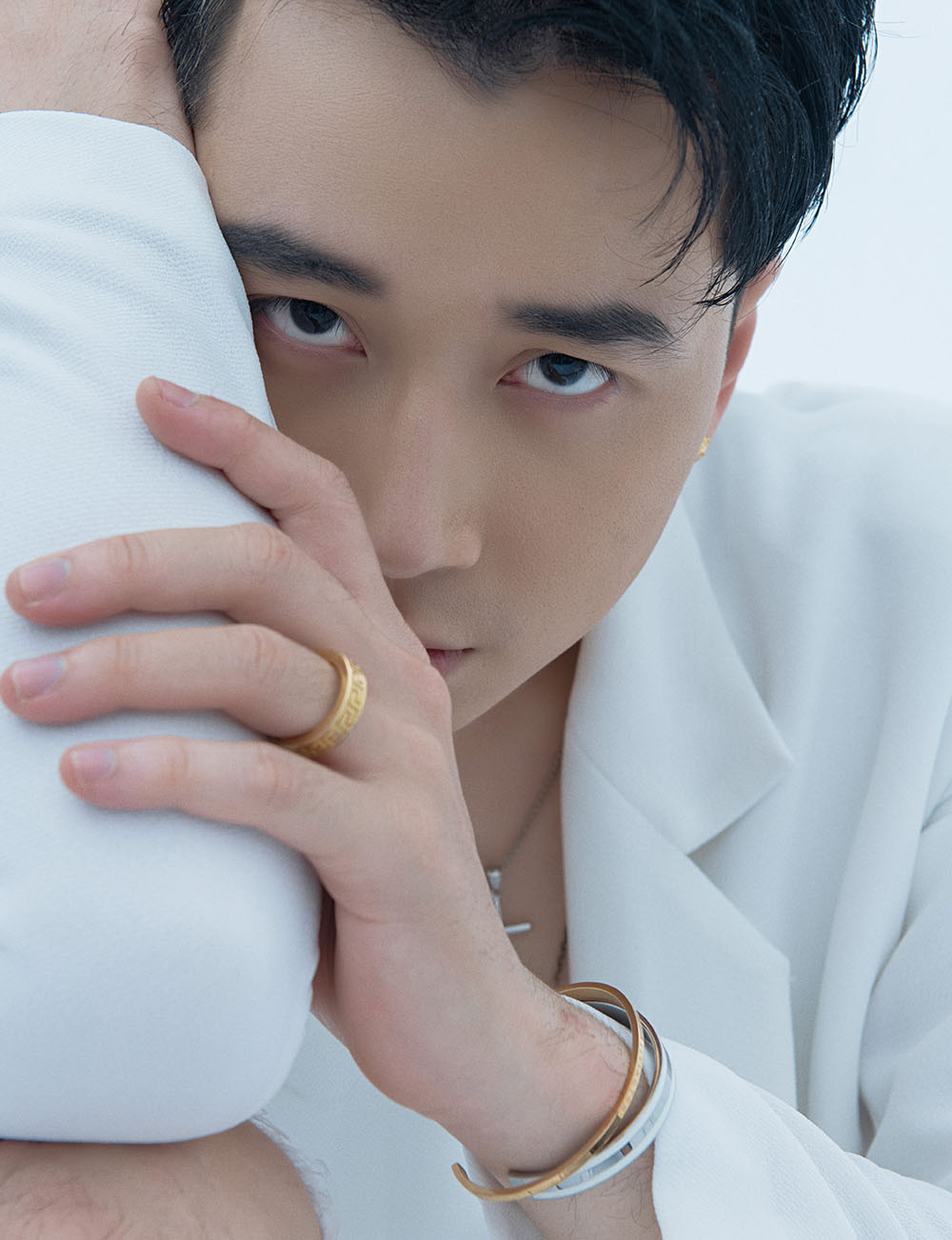 Rapper Karik khoe vẻ lạnh lùng, cá tính