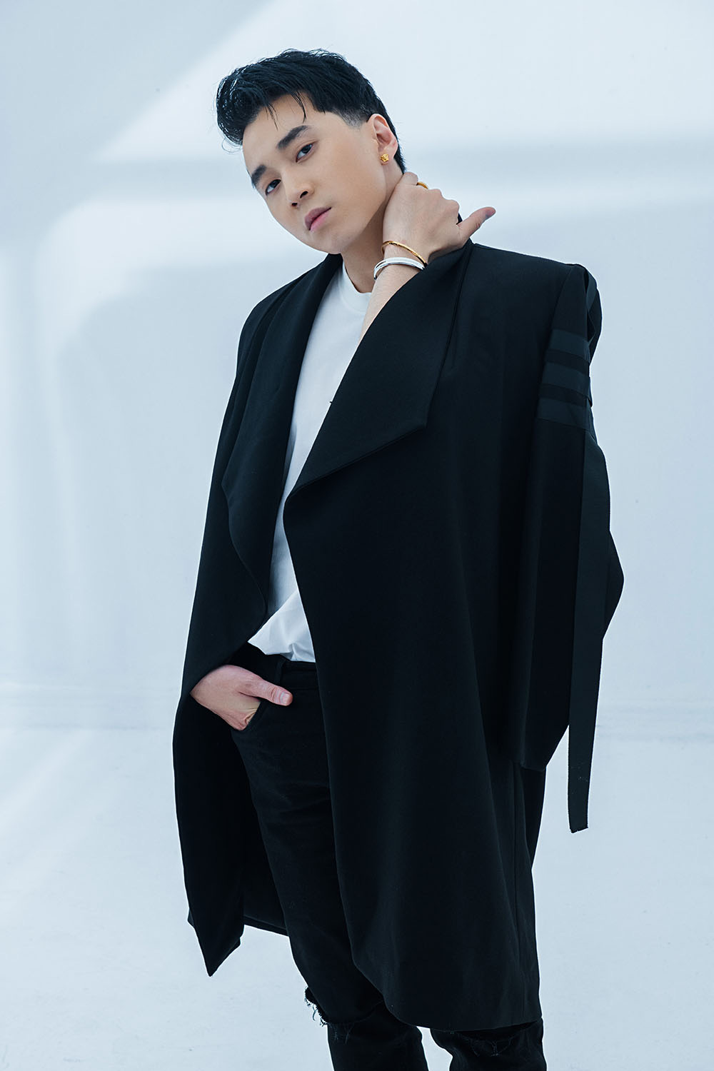 Rapper Karik khoe vẻ lạnh lùng, cá tính