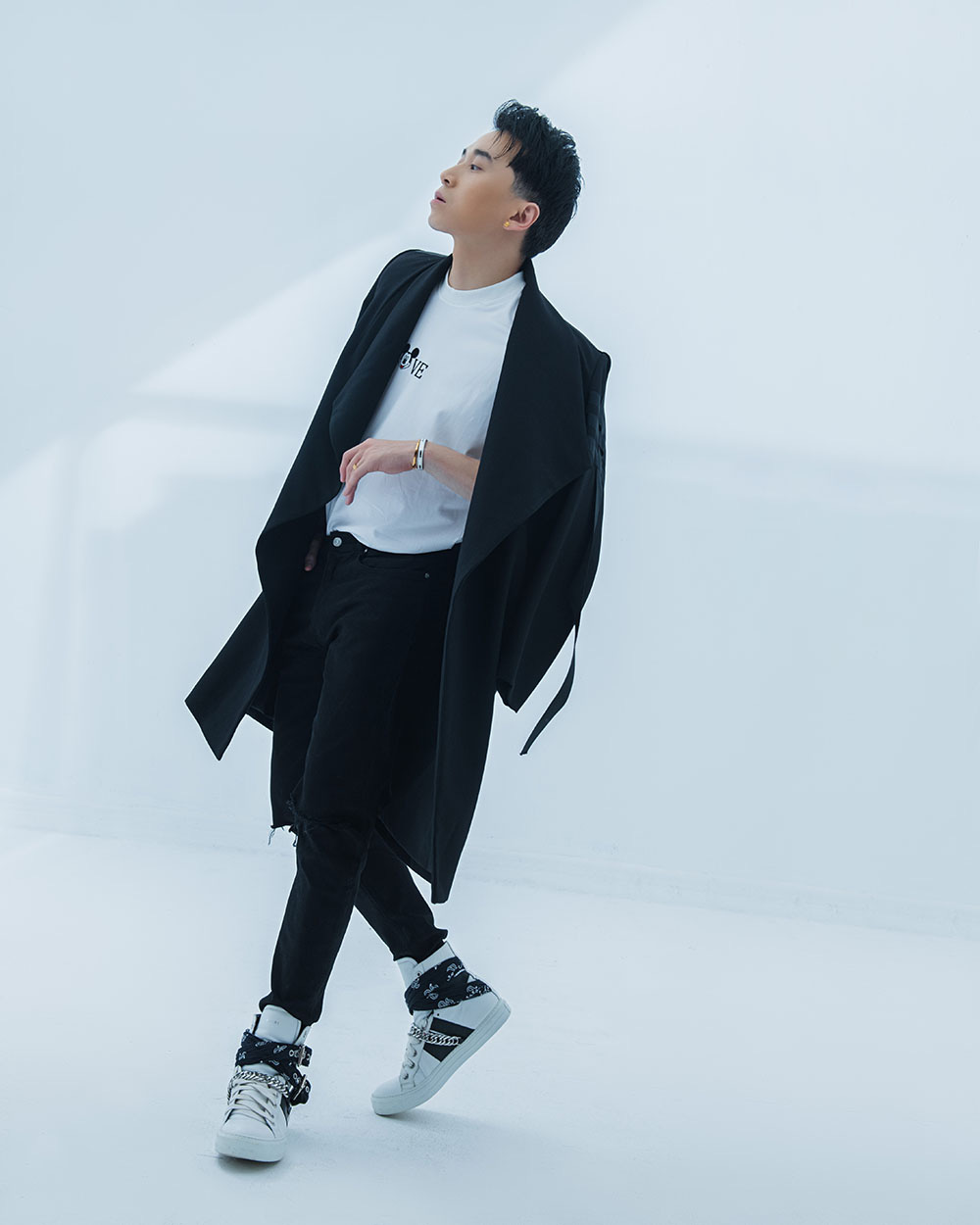 Rapper Karik khoe vẻ lạnh lùng, cá tính