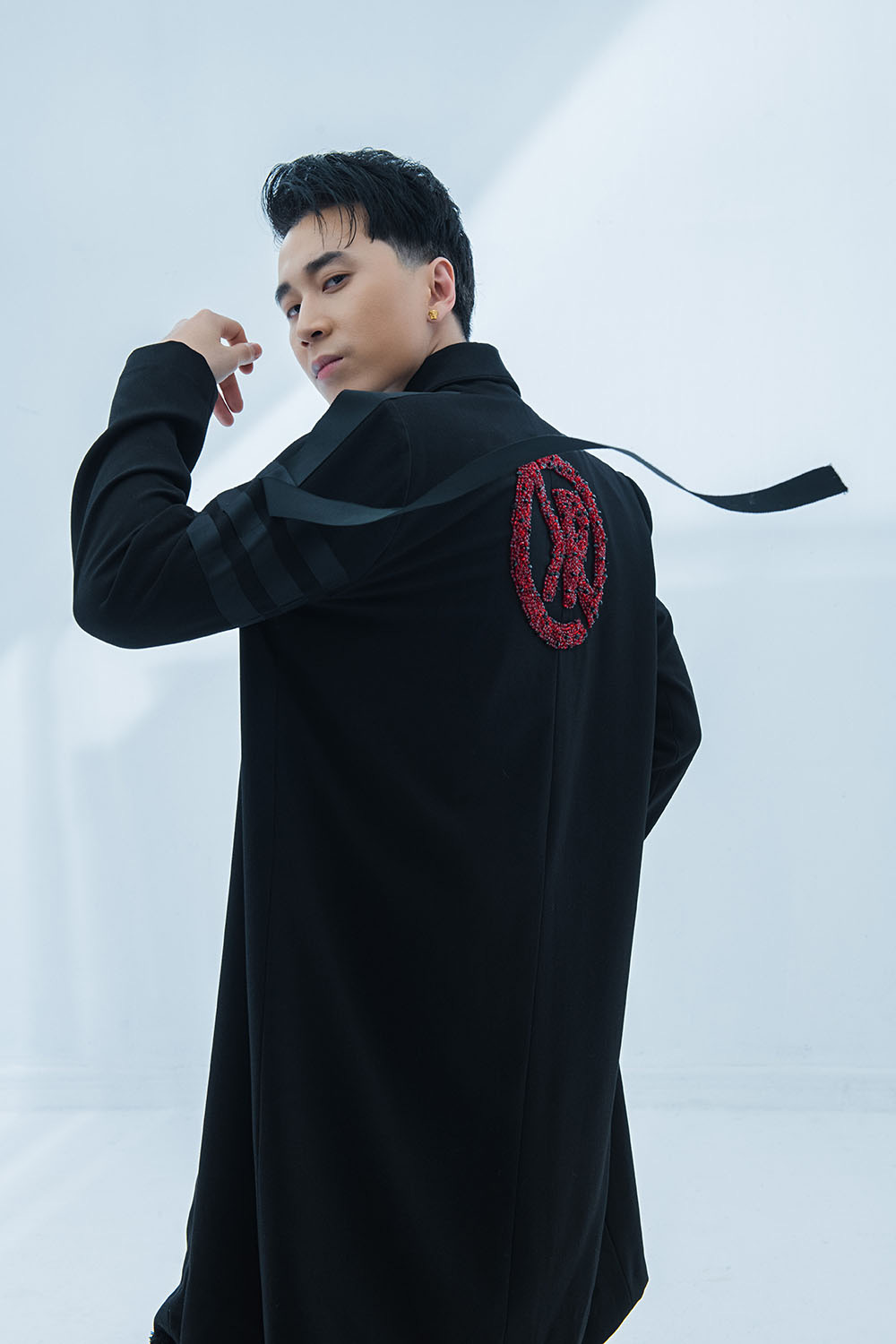 Rapper Karik khoe vẻ lạnh lùng, cá tính