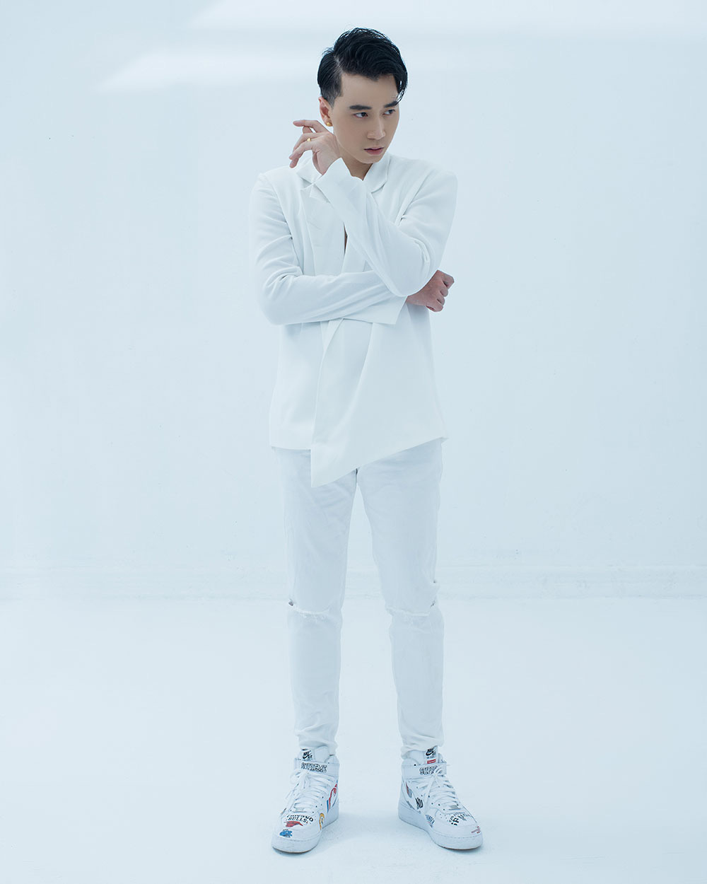 Rapper Karik khoe vẻ lạnh lùng, cá tính