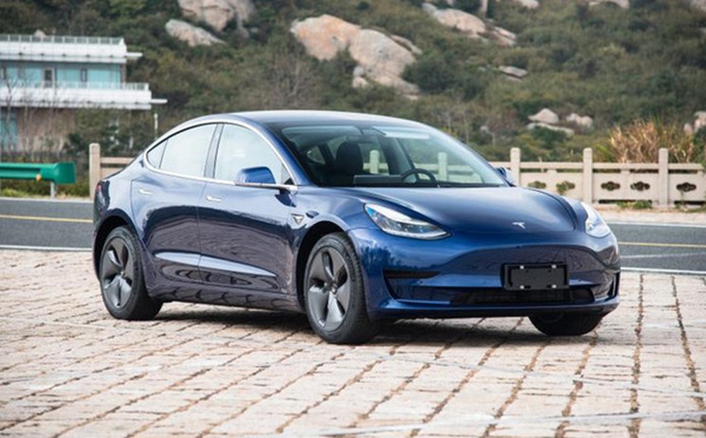 Xe điện Tesla vừa mở hàng tại Trung Quốc đã bán đắt như tôm tươi, 100. ...