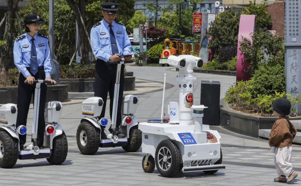 Robot cảnh sát tăng sức mạnh tuần tra ở Trung Quốc lên gấp 10 lần