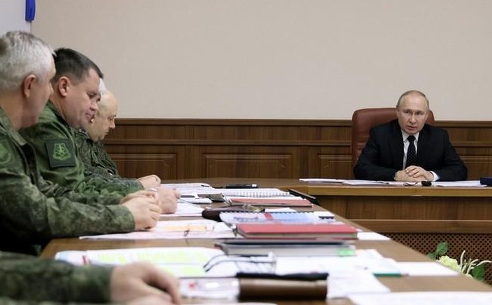 Ông Putin họp với Bộ trưởng Quốc phòng và Tướng Sergey Surovikin về Ukraine
