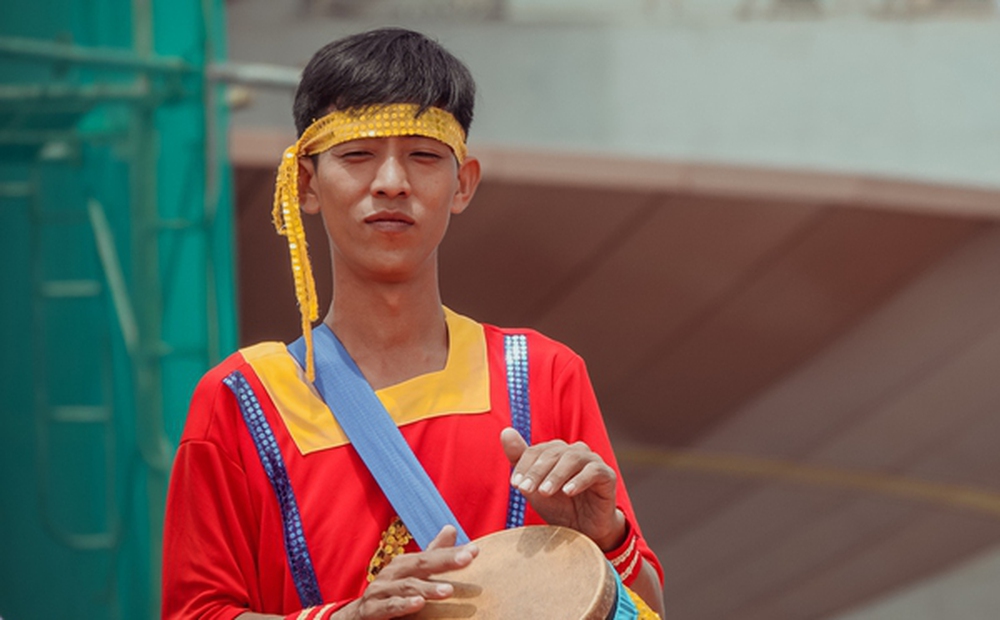 Cha và con đắm mình vào điệu múa Chhay-dăm truyền thống