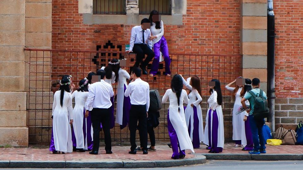 Hành động xấu xí của nhóm sinh viên trên đường phố Sài Gòn