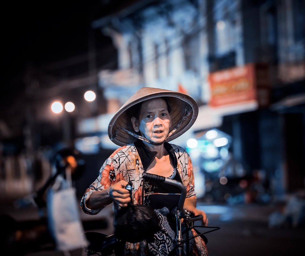 Những cụ già lom khom lao động giữa phố Hà Nội gây xúc động