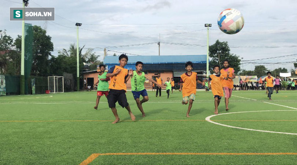 Trong khi cầu thủ Việt tiếp tục đánh trọng tài, thì Campuchia lập kỷ ...