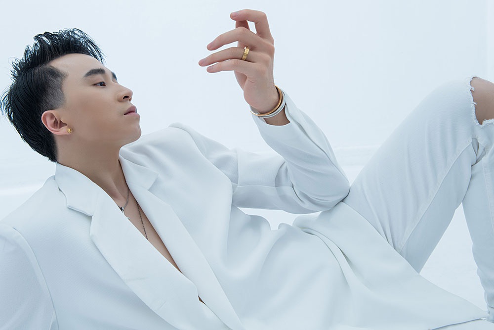 Rapper Karik khoe vẻ lạnh lùng, cá tính