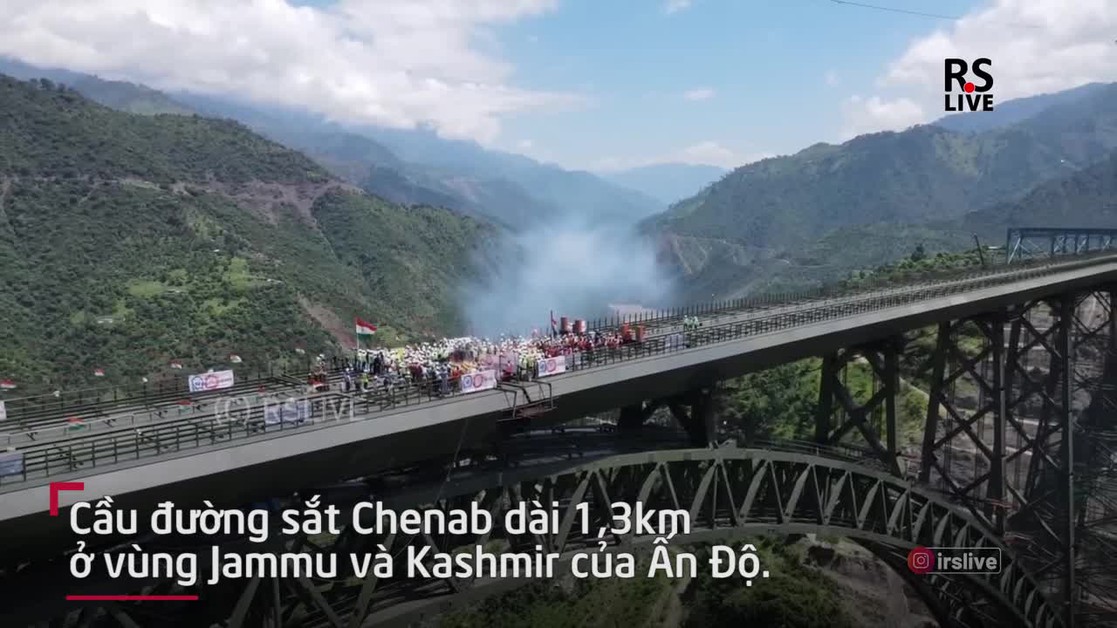Cận cảnh cầu đường sắt cao nhất thế giới