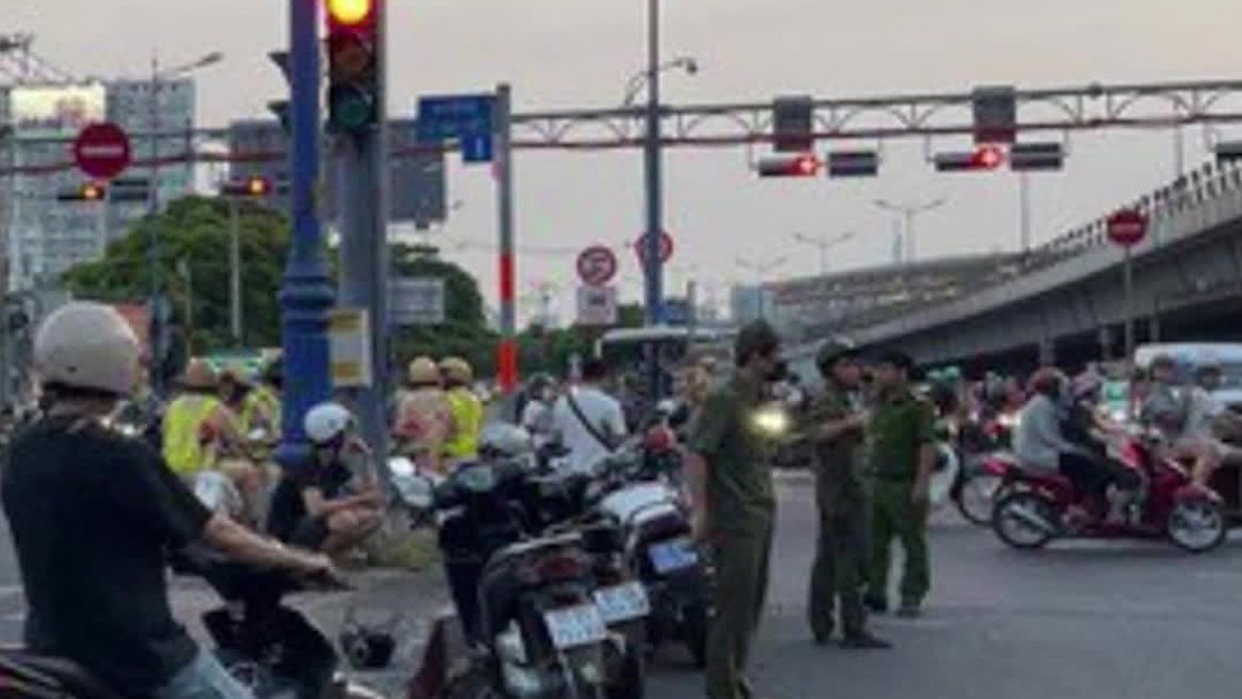 Khoảnh khắc nữ tài xế lái Mercedes tông cả chục xe máy ở ngã tư Thủ Đức