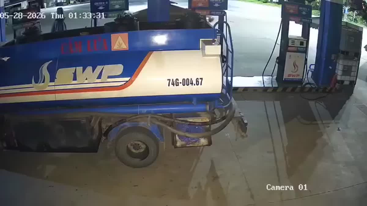 Clip: Lùi xe ẩu tại cây xăng, ô tô húc đổ trụ bơm dung dịch