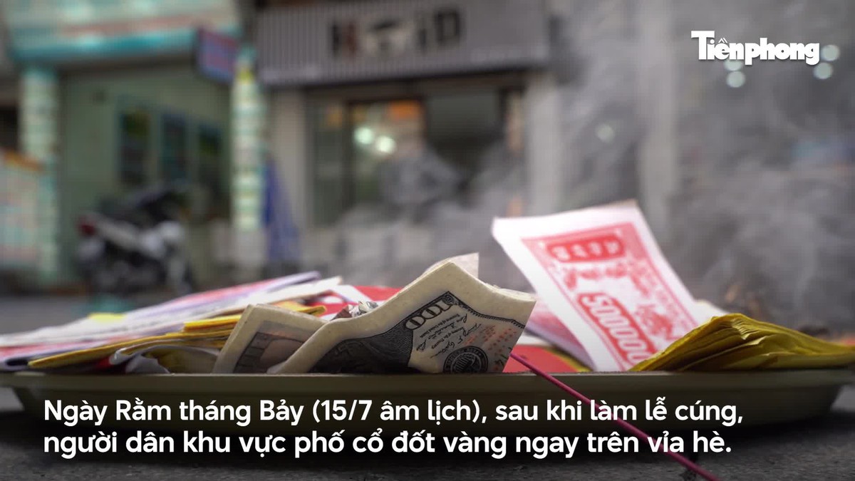 Vô tư đốt vàng mã dưới trạm biến áp sau lễ cúng Rằm tháng Bảy