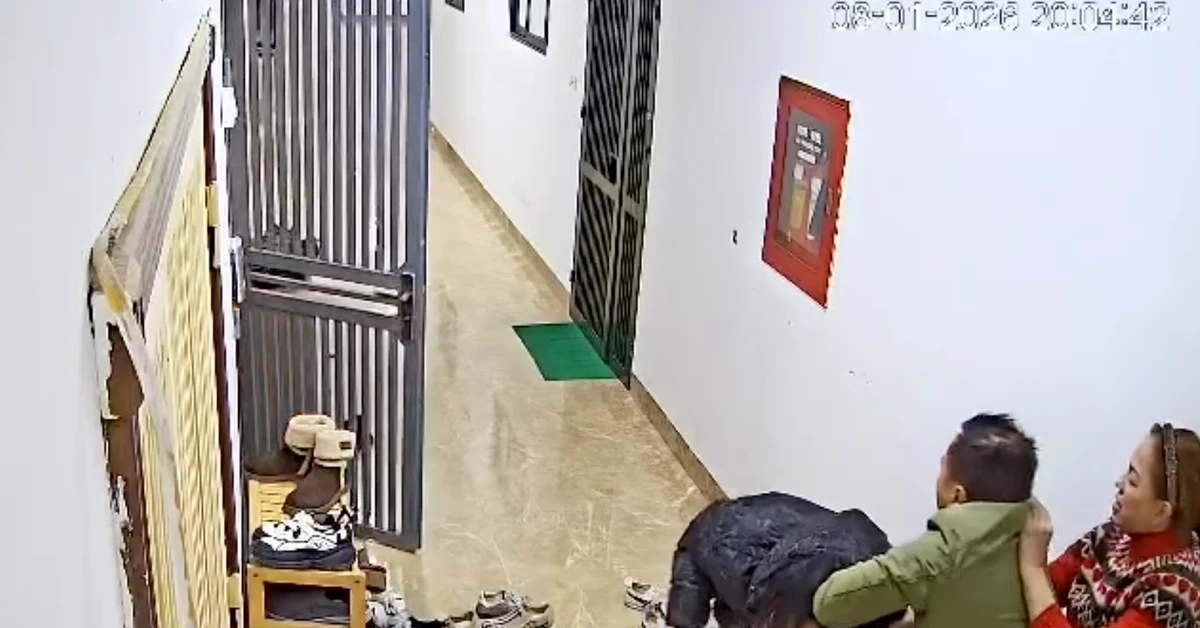 Người phụ nữ ở Hà Nội bị hành hung hàng xóm giữa hành lang chung cư gây ...