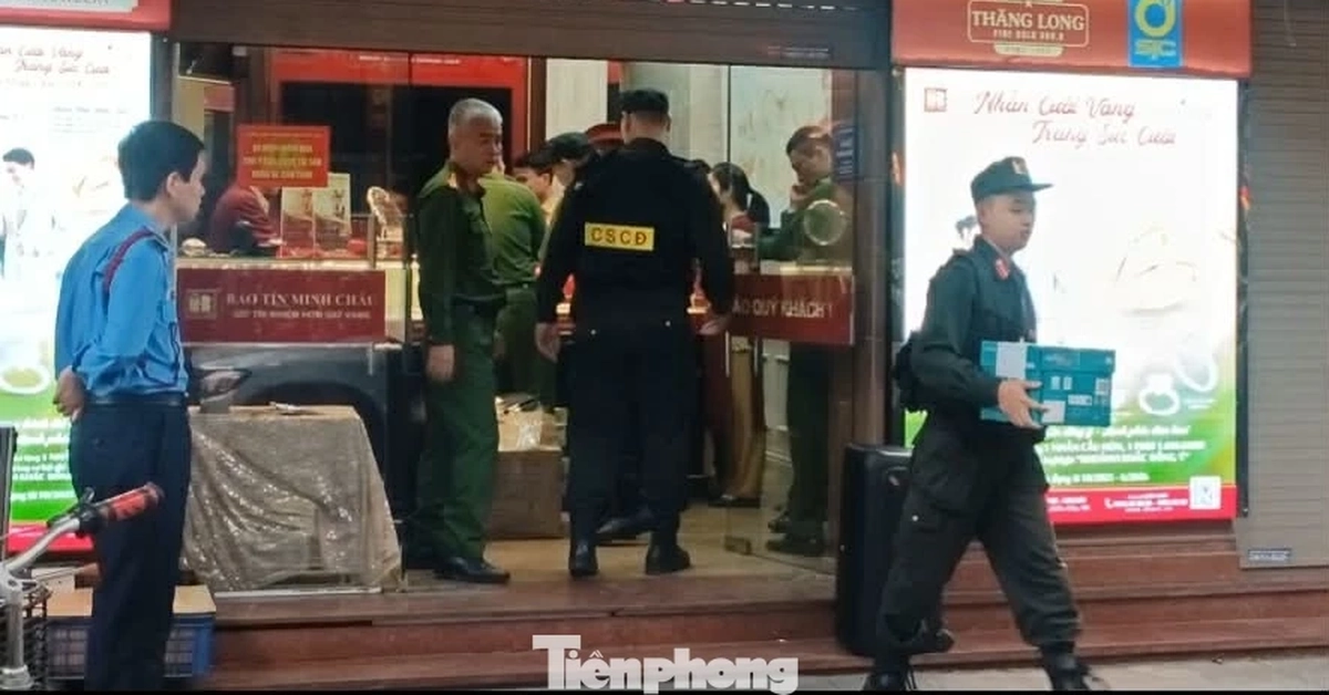Cảnh sát thu giữ nhiều tài liệu tại cửa hàng vàng Bảo Tín Minh Châu