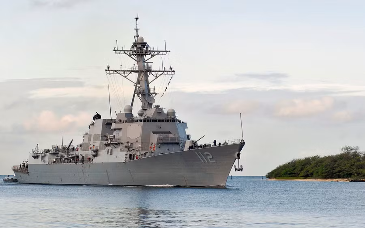 Tàu USS Michael Murphy không dám đi qua eo biển Hormuz vì bị đe dọa tấn ...