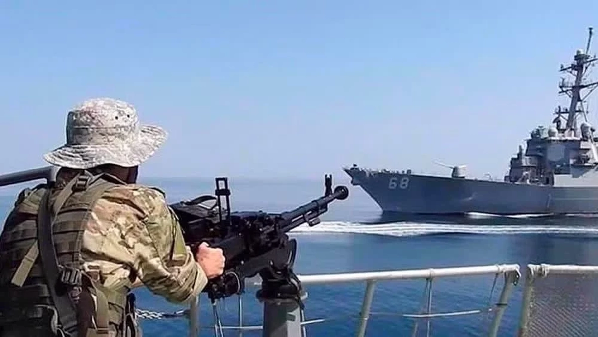 Iran nổ súng cảnh cáo các tàu cố gắng vượt eo biển Hormuz