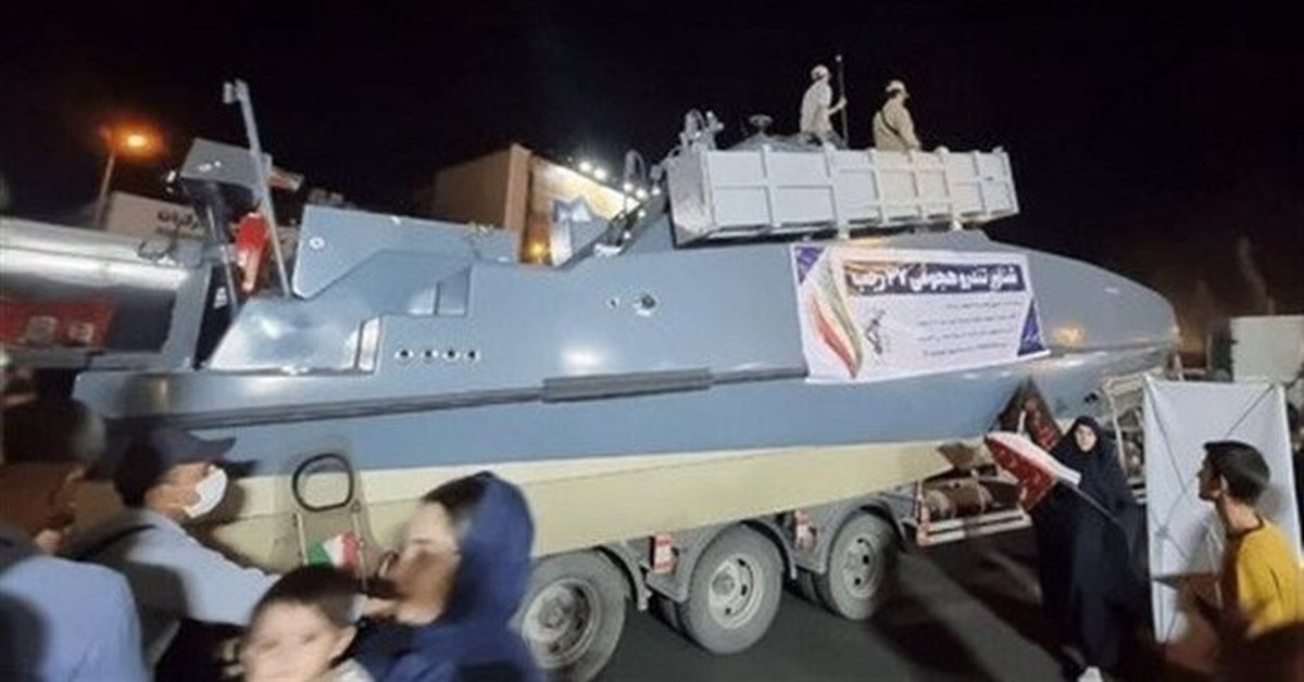 Tàu cao tốc Iran nã tên lửa xa 700km