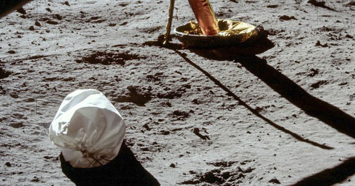 Ngoài dấu chân của phi hành gia Neil Armstrong, Mặt Trăng còn có gần ...