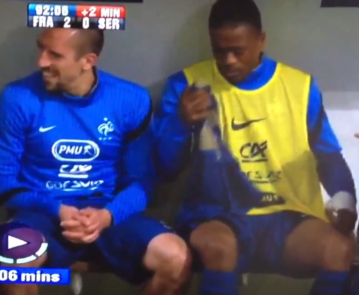 Evra lấy áo tuyển Pháp chùi... mông rồi ngửi