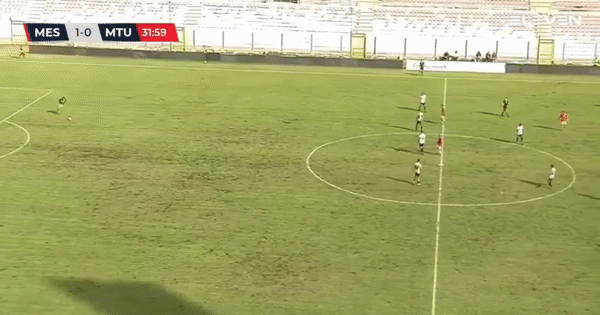 Thủ môn giải hạng nhì sút phạt ghi bàn từ khoảng cách 90m