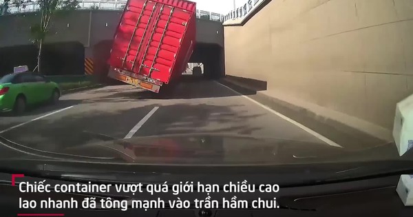 Vượt giới hạn chiều cao, container tông mạnh vào hầm chui