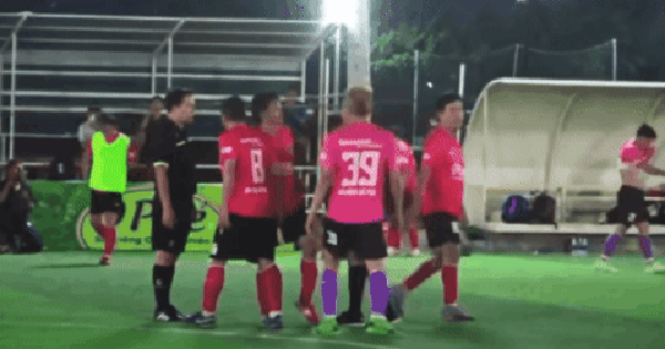 Trọng tài VFF bị cầu thủ đấm gục ngay trên sân, hình ảnh phản cảm gây ...