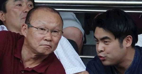 Người đại diện của thầy Park đăng ảnh có nội dung mỉa mai HLV Troussier, ngợi khen tuyển Thái Lan